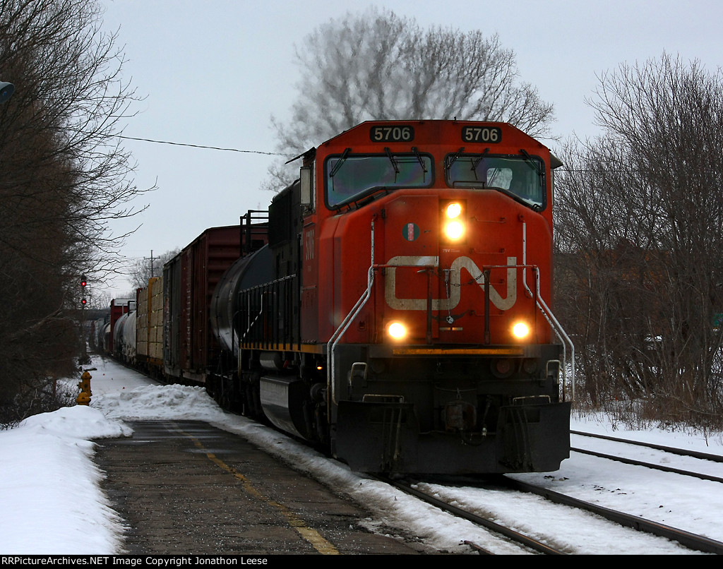 CN 5706 heads east with L501